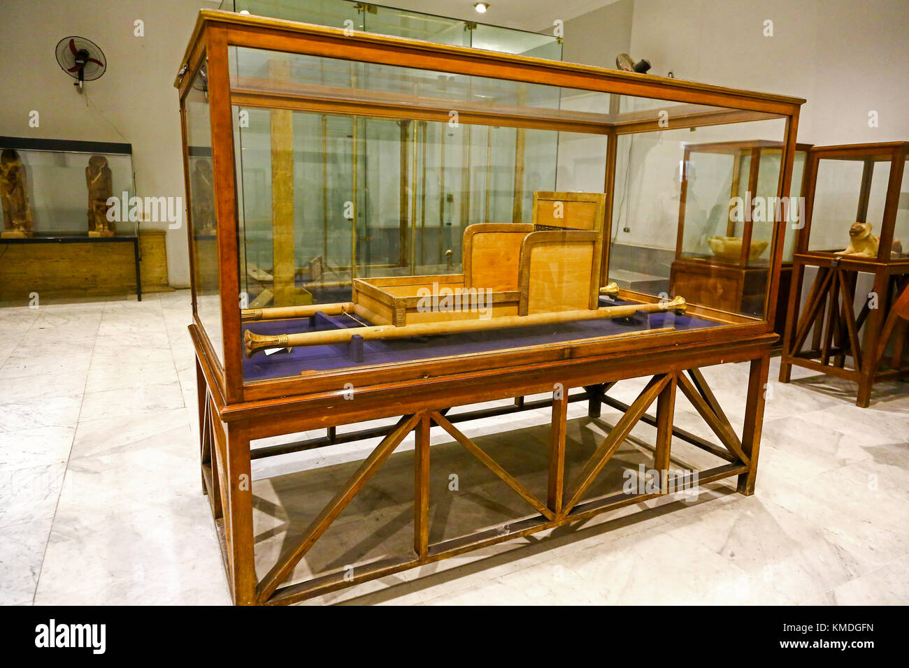 Gilded carrying chair of queen hetep heres hi-res stock photography and ...