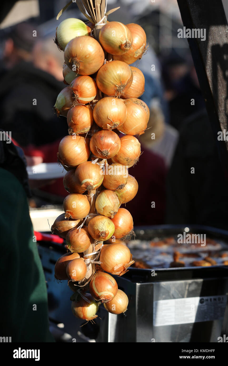 onion braid on farmer agricultural market Stock Photo - Alamy