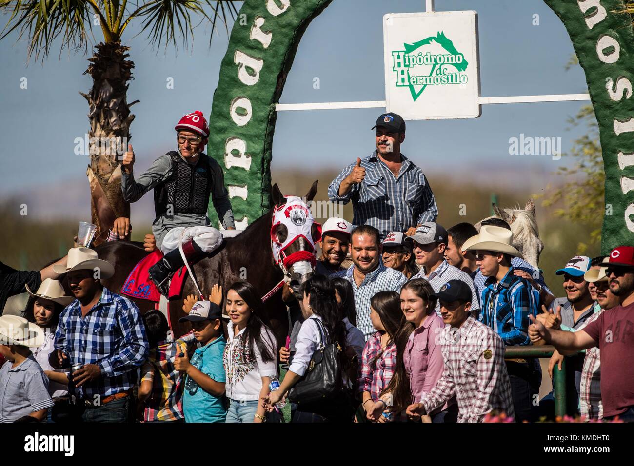 Carrera de pista de tierra hi-res stock photography and images - Alamy