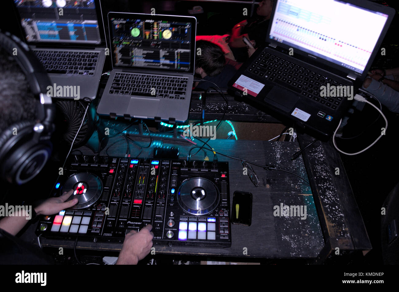 Dj mixing hi-res stock photography and images - Alamy