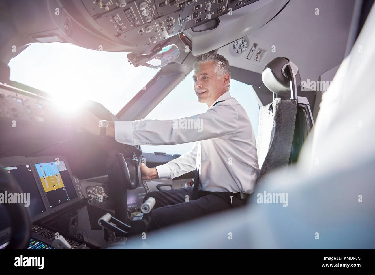 Commercial airplane cockpit hi-res stock photography and images - Alamy