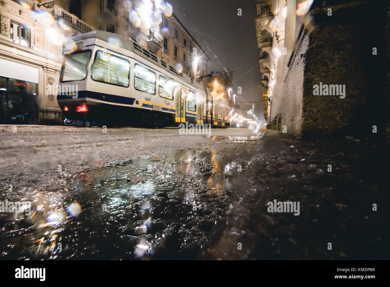 Public transport in the rain hi-res stock photography and images - Alamy