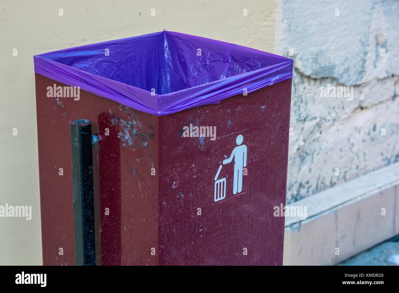 Dust bin icon hi-res stock photography and images - Alamy