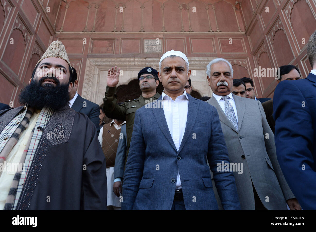 Mayor of London Sadiq Khan visits the Mughal-era Badshahi Mosque in ...