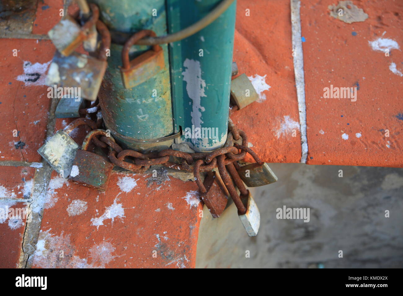 Door with safety chain hi-res stock photography and images - Alamy