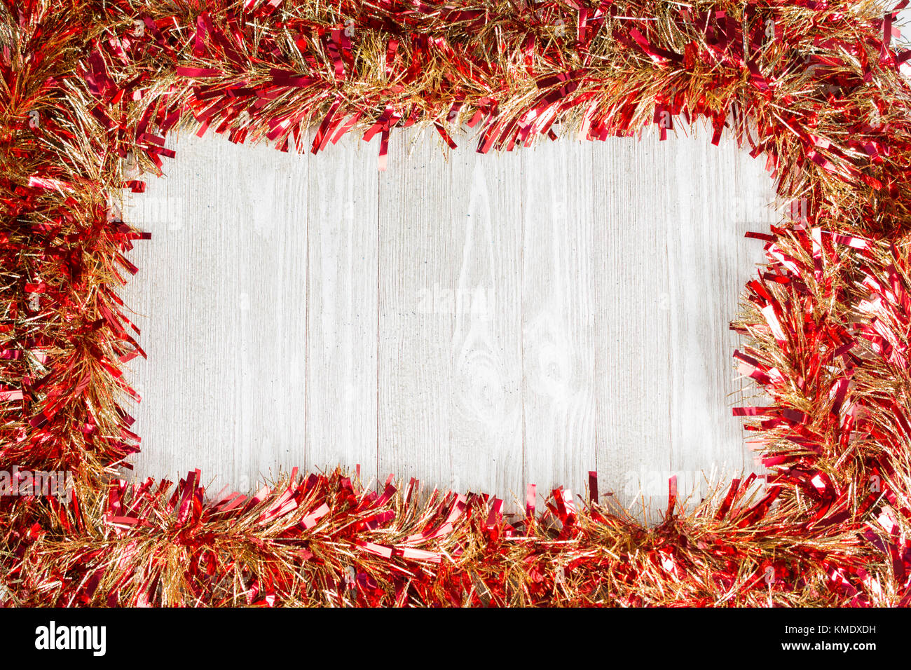 Red and gold garland hi-res stock photography and images - Alamy