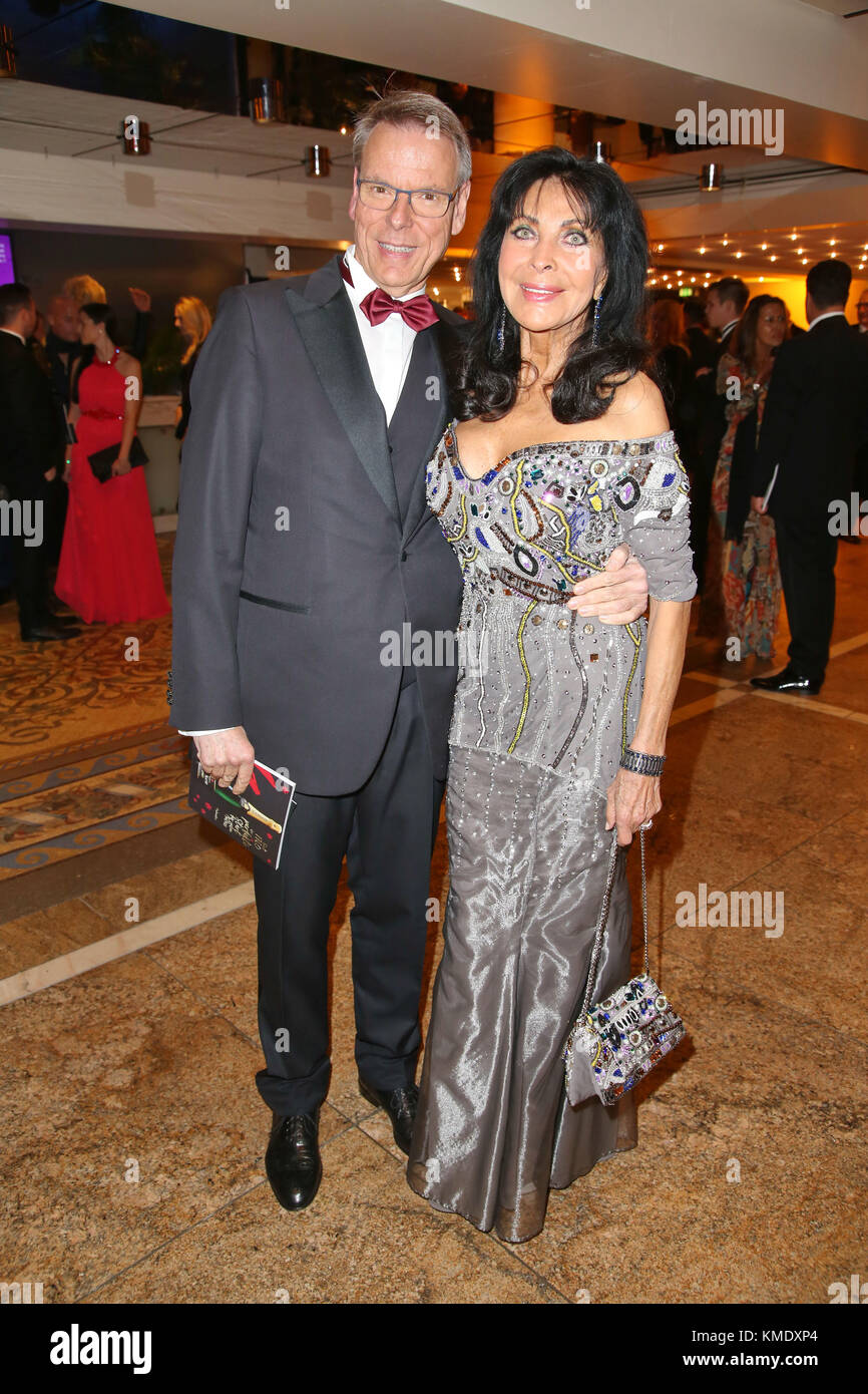 guests at the Deutscher Sportpresseball 2017 in the old opera in ...