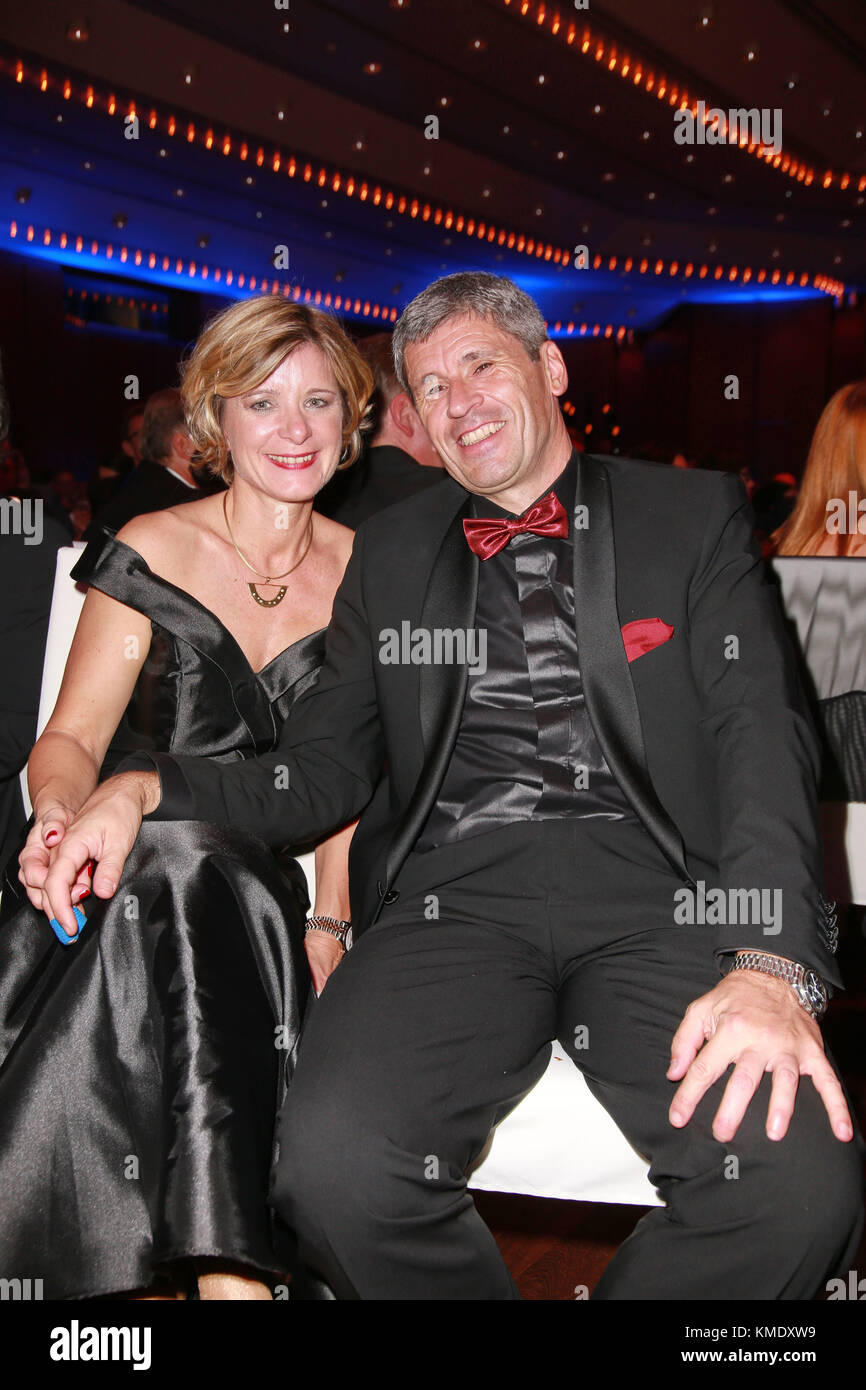 guests at the Deutscher Sportpresseball 2017 in the old opera in ...