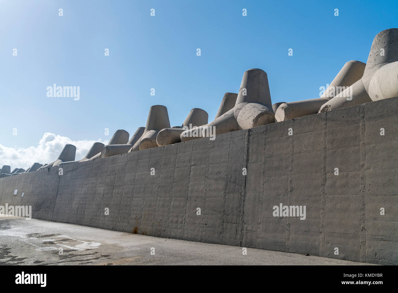 harbor concrete wall with jetties on the top Stock Photo - Alamy