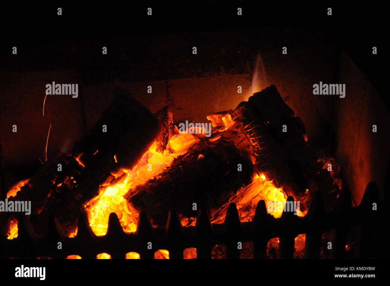 Wood fire blazing hi-res stock photography and images - Alamy