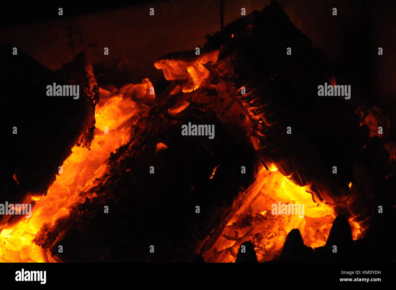 Wood fire blazing hi-res stock photography and images - Alamy