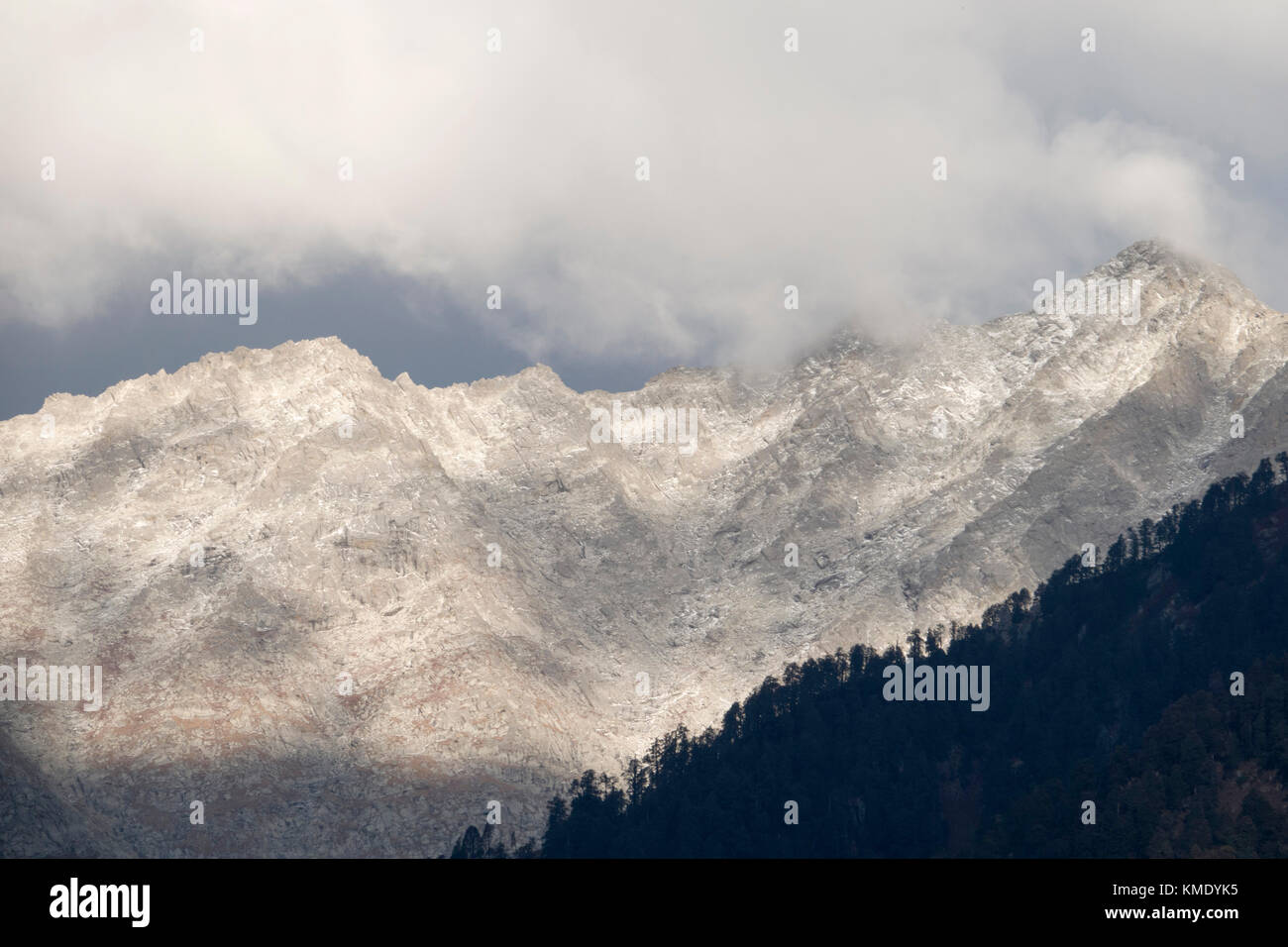 The Dhauladhar mountain range above Mcleod Ganj, Himachal Pradesh Stock ...