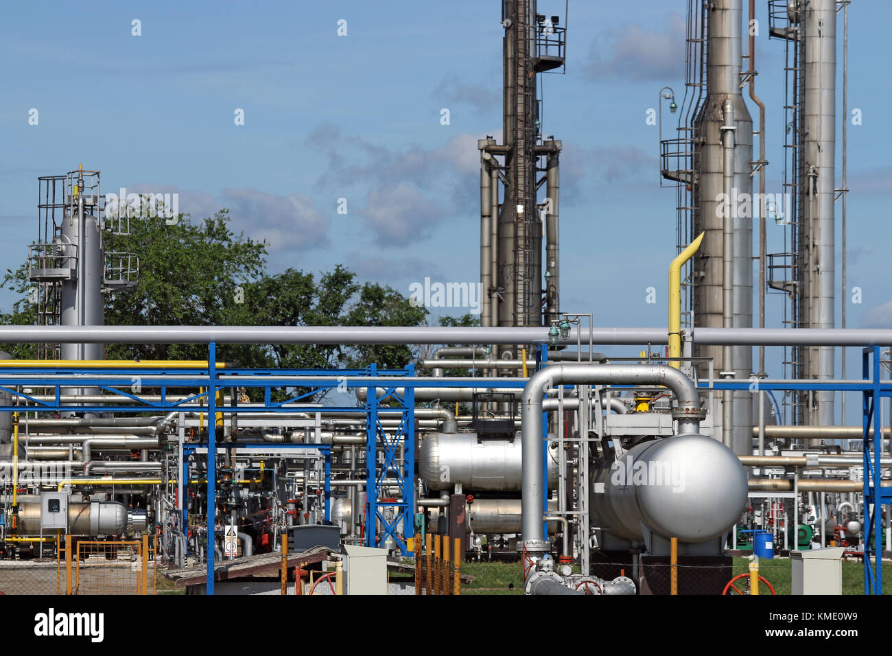 oil refinery petrochemical plant pipelines industry Stock Photo - Alamy