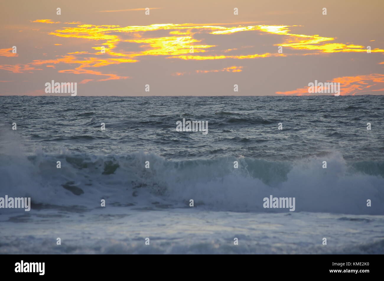 Ocean sunset sun rays colorful hi-res stock photography and images - Alamy