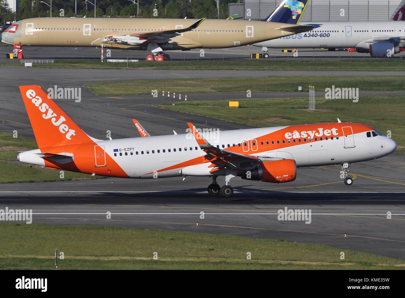EASYJET AIRBUS A320-200(S) G-EZPY LANDING AT TOULOUSE Stock Photo - Alamy