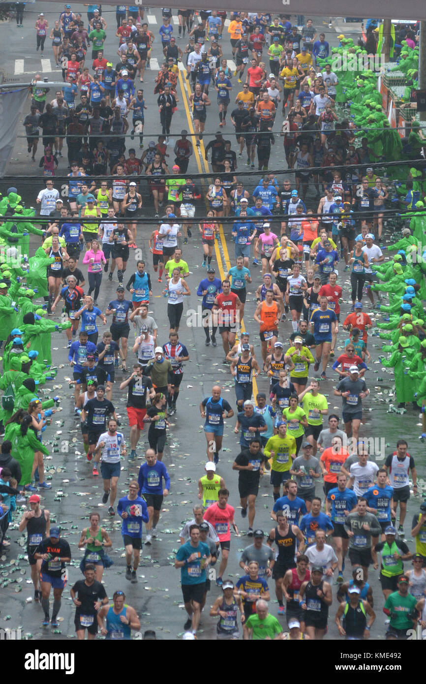 TCS New York City Marathon 2017 - Runners making their way through ...