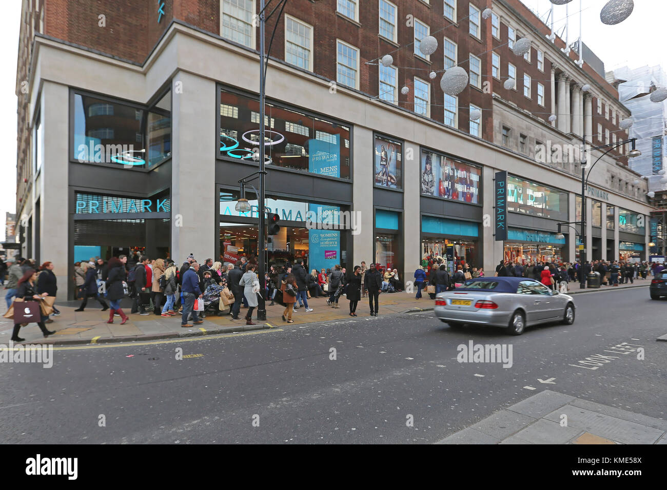 Primark shop front shoppers hi-res stock photography and images - Alamy