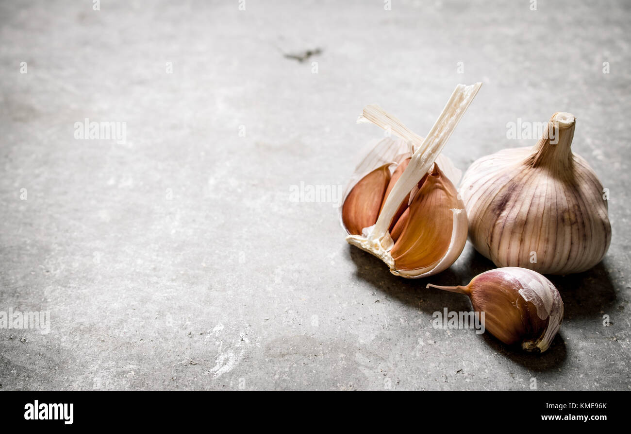 Fresh fragrant garlic on a stone background Stock Photo - Alamy