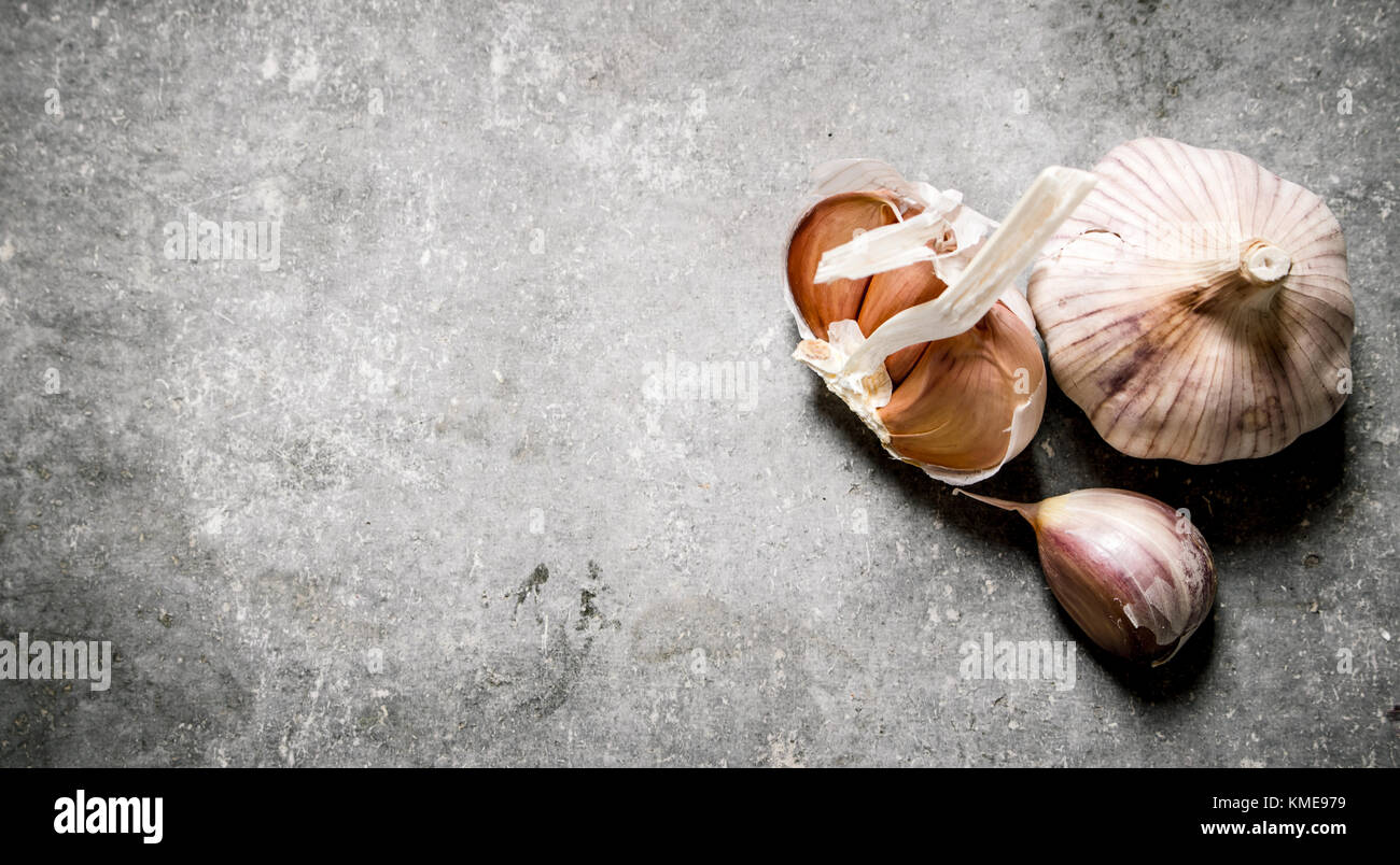 Fresh fragrant garlic on a stone background Stock Photo - Alamy