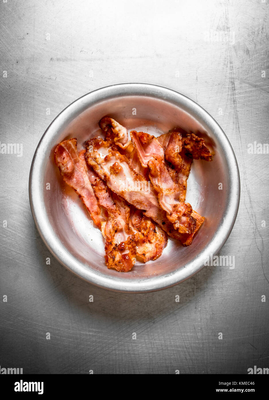 Fried bacon in a bowl. On the Metal table Stock Photo - Alamy