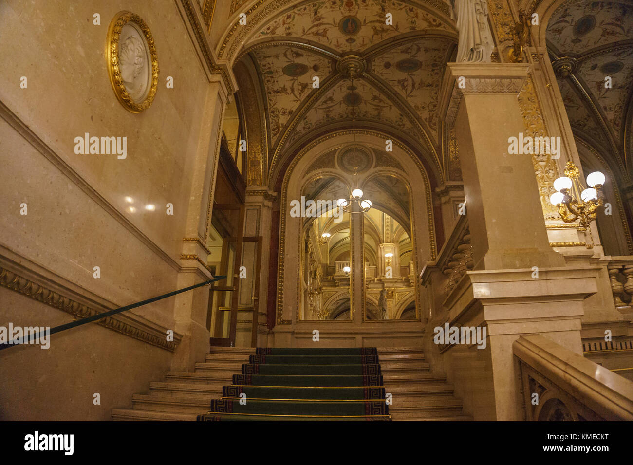 Vienna opera house interior hi-res stock photography and images - Alamy