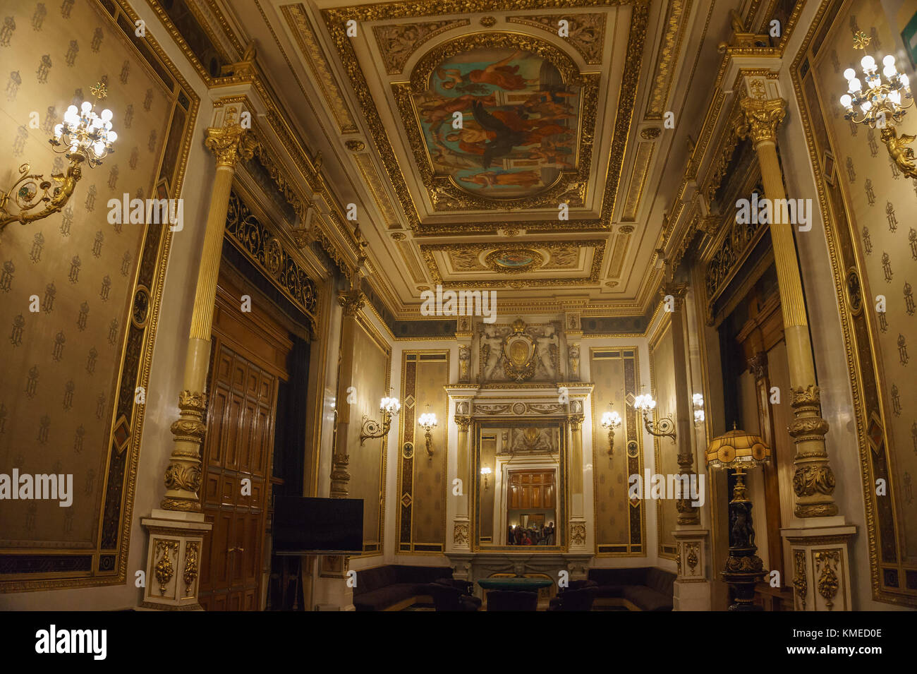Vienna state opera house balcony hi-res stock photography and images ...