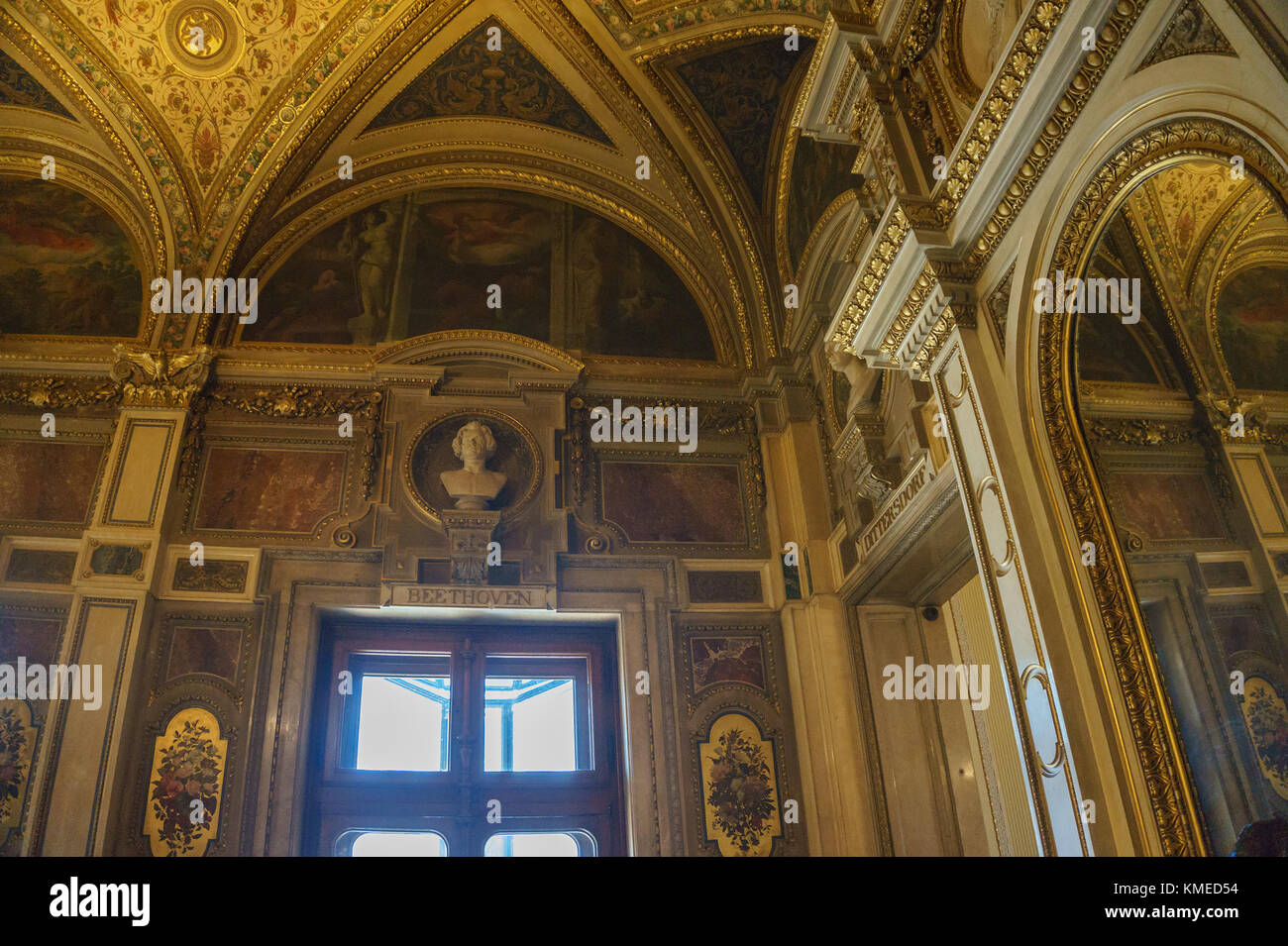 Vienna state opera house balcony hi-res stock photography and images ...