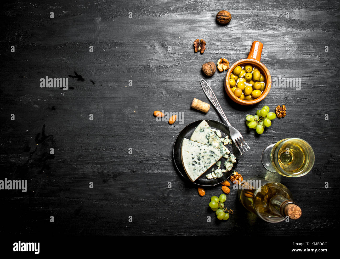 Italian white wine, aromatic cheese and walnuts Stock Photo - Alamy