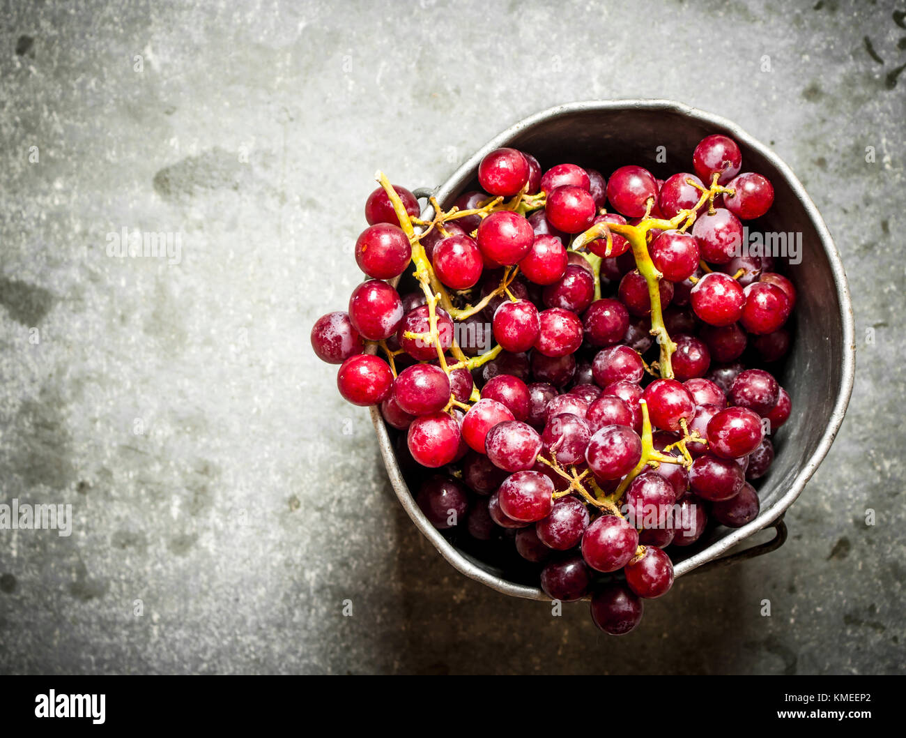 Fresh red grapes in the old pot Stock Photo - Alamy
