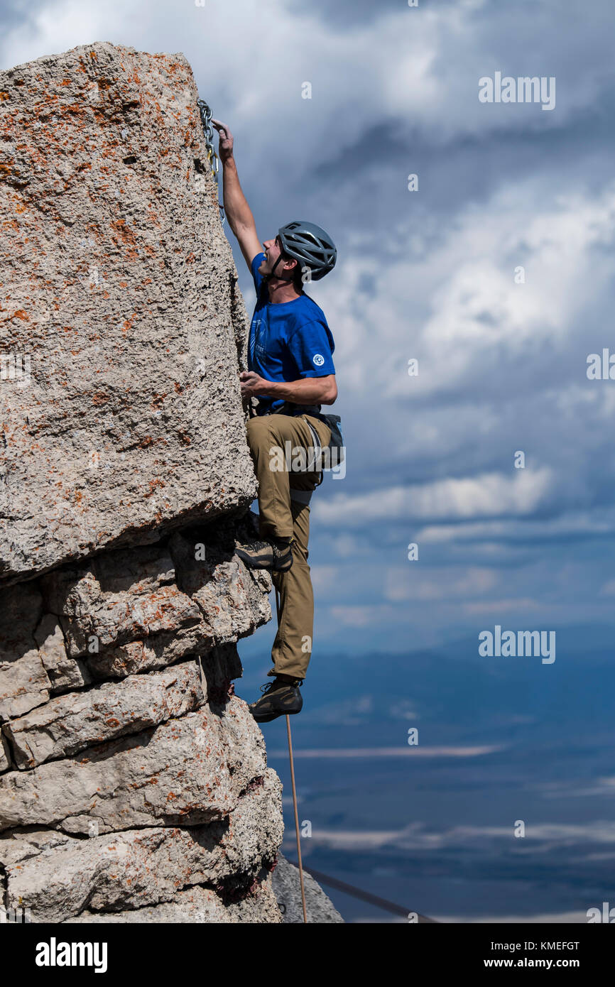Climber rock rope clipping hi-res stock photography and images - Alamy