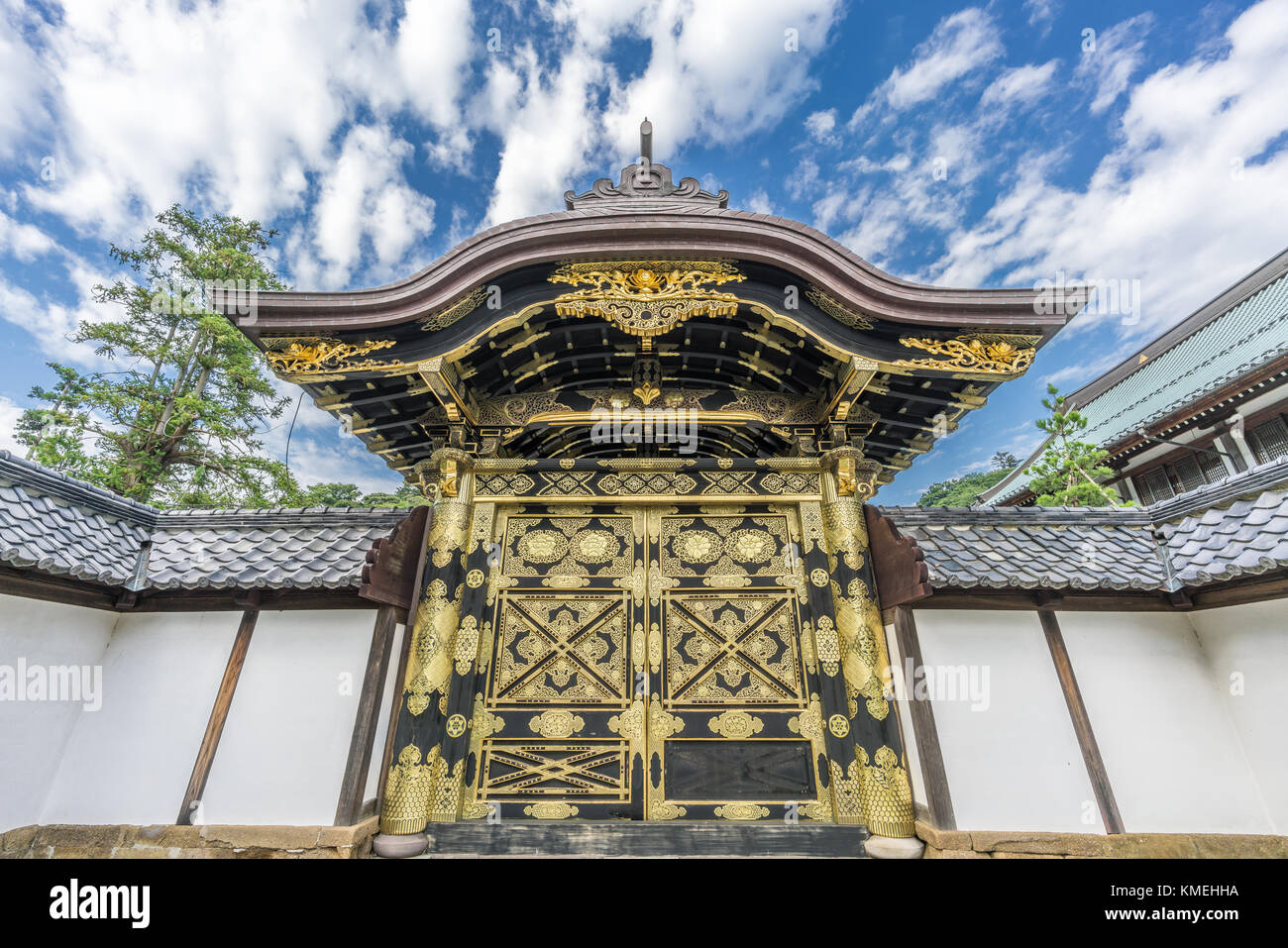 Kencho-ji temple Karamon gate at Hojo palace. Muromachi style, Karahafu ...