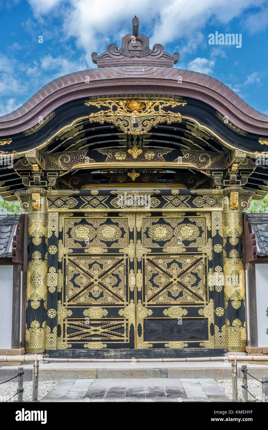 Kencho-ji temple Karamon gate at Hojo palace. Muromachi style, Karahafu ...