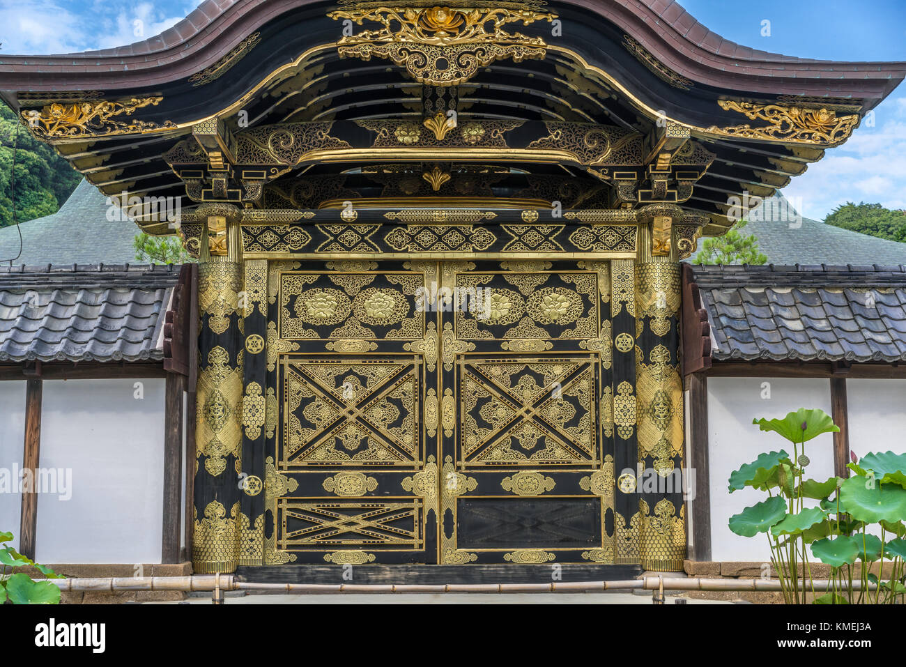 Kencho-ji temple Karamon gate at Hojo palace. Muromachi style, Karahafu ...