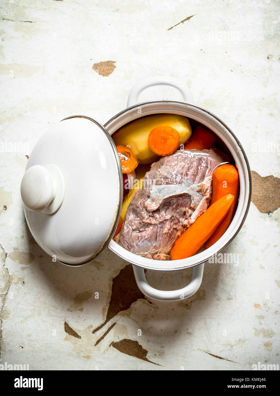 Full pot of stew hi-res stock photography and images - Alamy