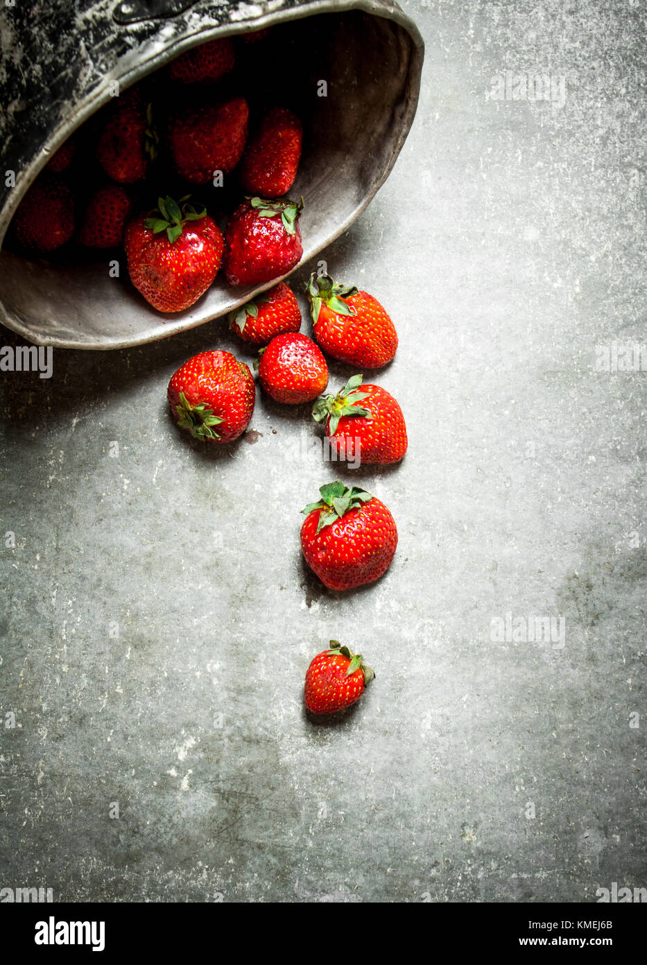 Strawberries falling fresh bowl hi-res stock photography and images - Alamy