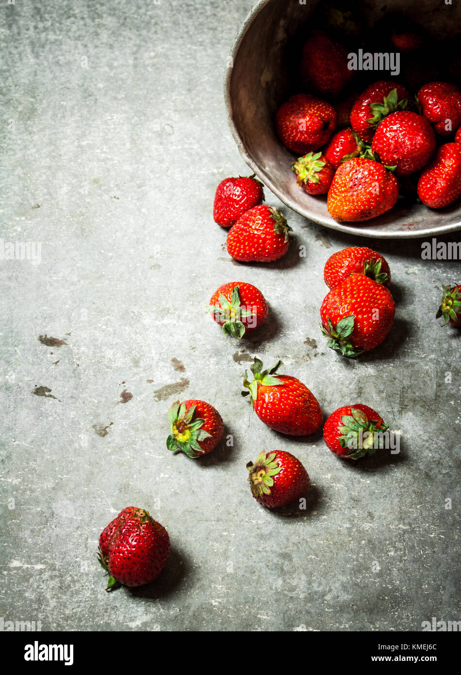 Strawberries falling fresh bowl hi-res stock photography and images - Alamy