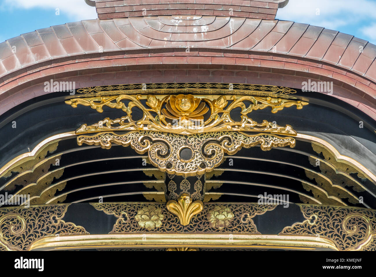 Kencho-ji temple Karamon gate at Hojo palace. Muromachi style, Karahafu ...