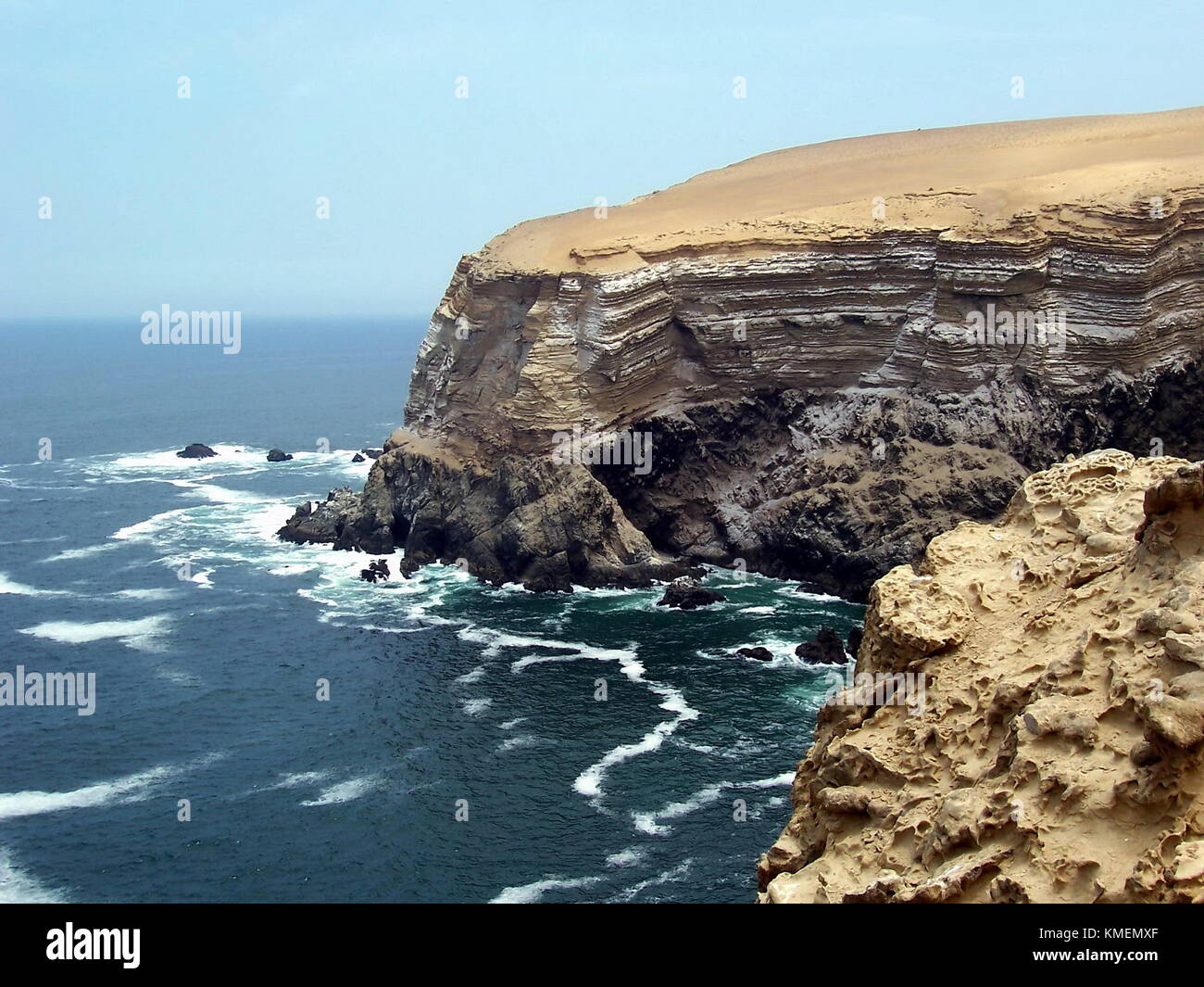 Rock formations along the Peruvian Pacific Coastline, Paracas National ...