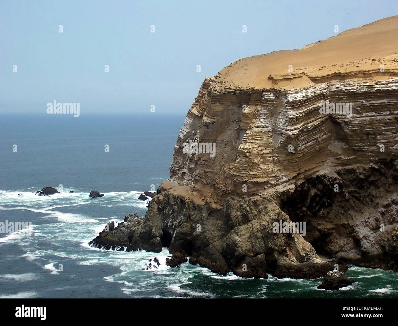 Rock formations along the Peruvian Pacific Coastline, Paracas National ...