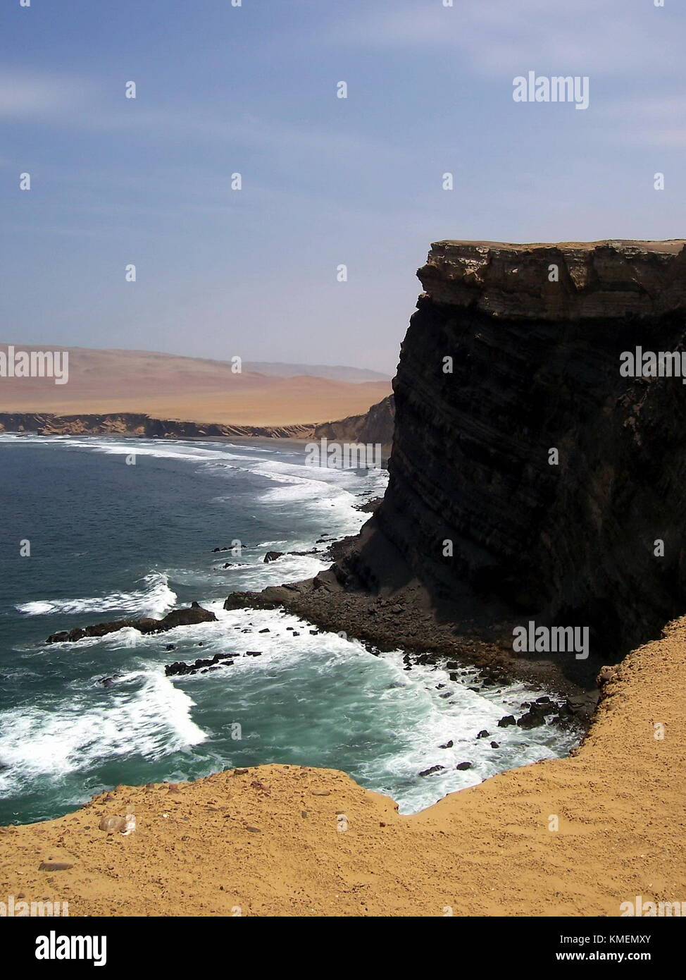 Rock formations along the Peruvian Pacific Coastline, Paracas National ...