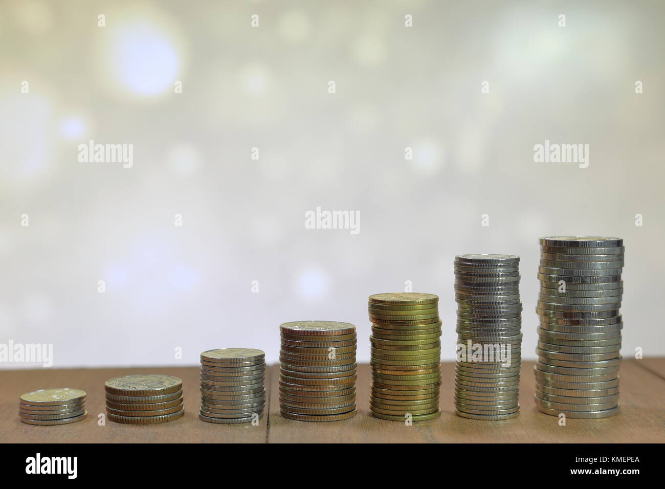 Coin stack in increasing chart graph pattern. Business growth concept ...