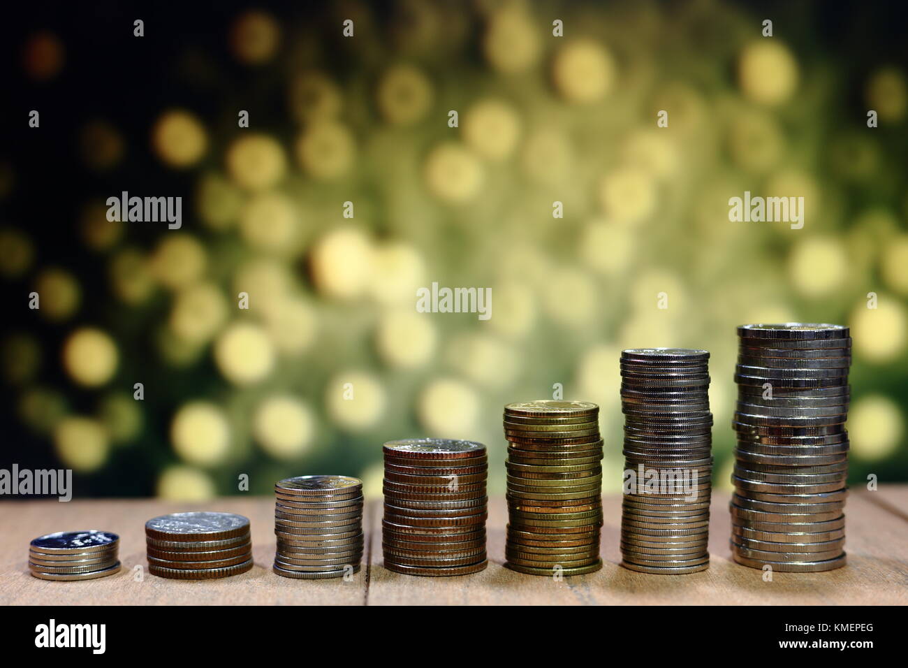 Coin stack in increasing chart graph pattern. Business growth concept ...