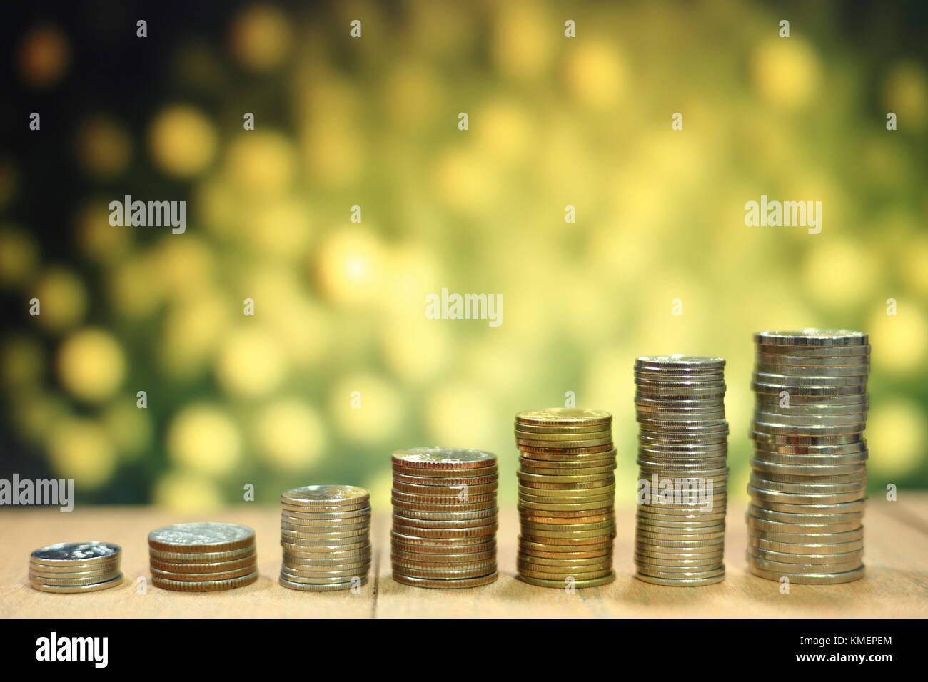 Coin stack in increasing chart graph pattern. Business growth concept ...