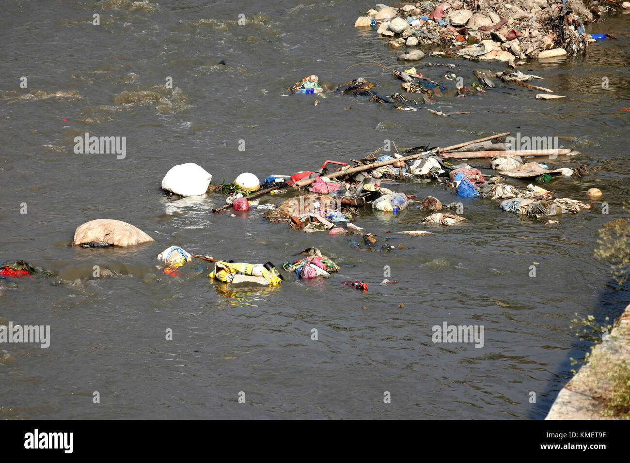 Plastic stuck in a river and accumulating Stock Photo - Alamy