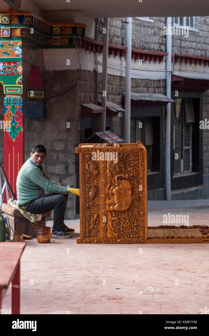 A man designing a beautiful wooden art piece Stock Photo - Alamy