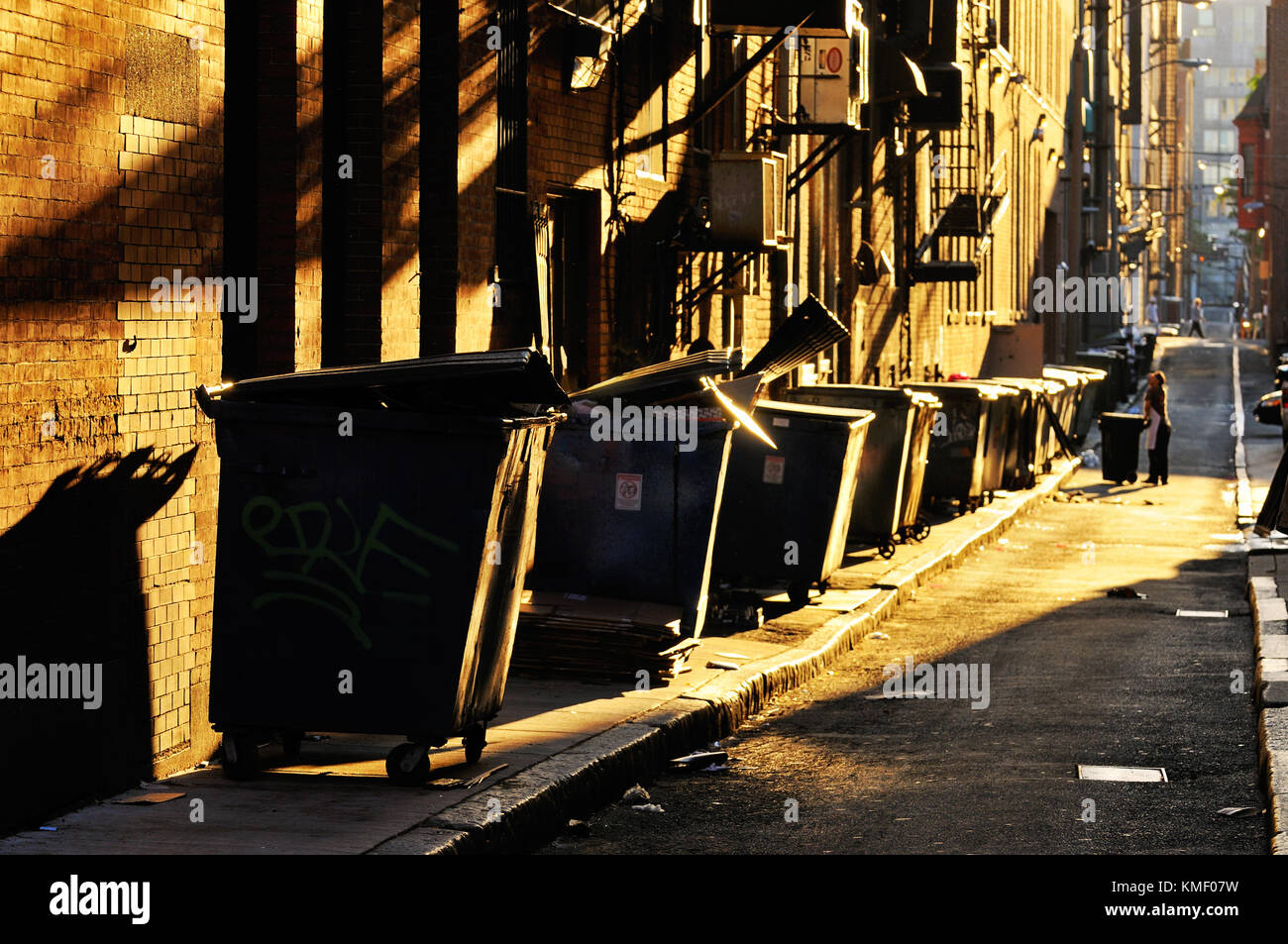 Scary alleyway hi-res stock photography and images - Alamy