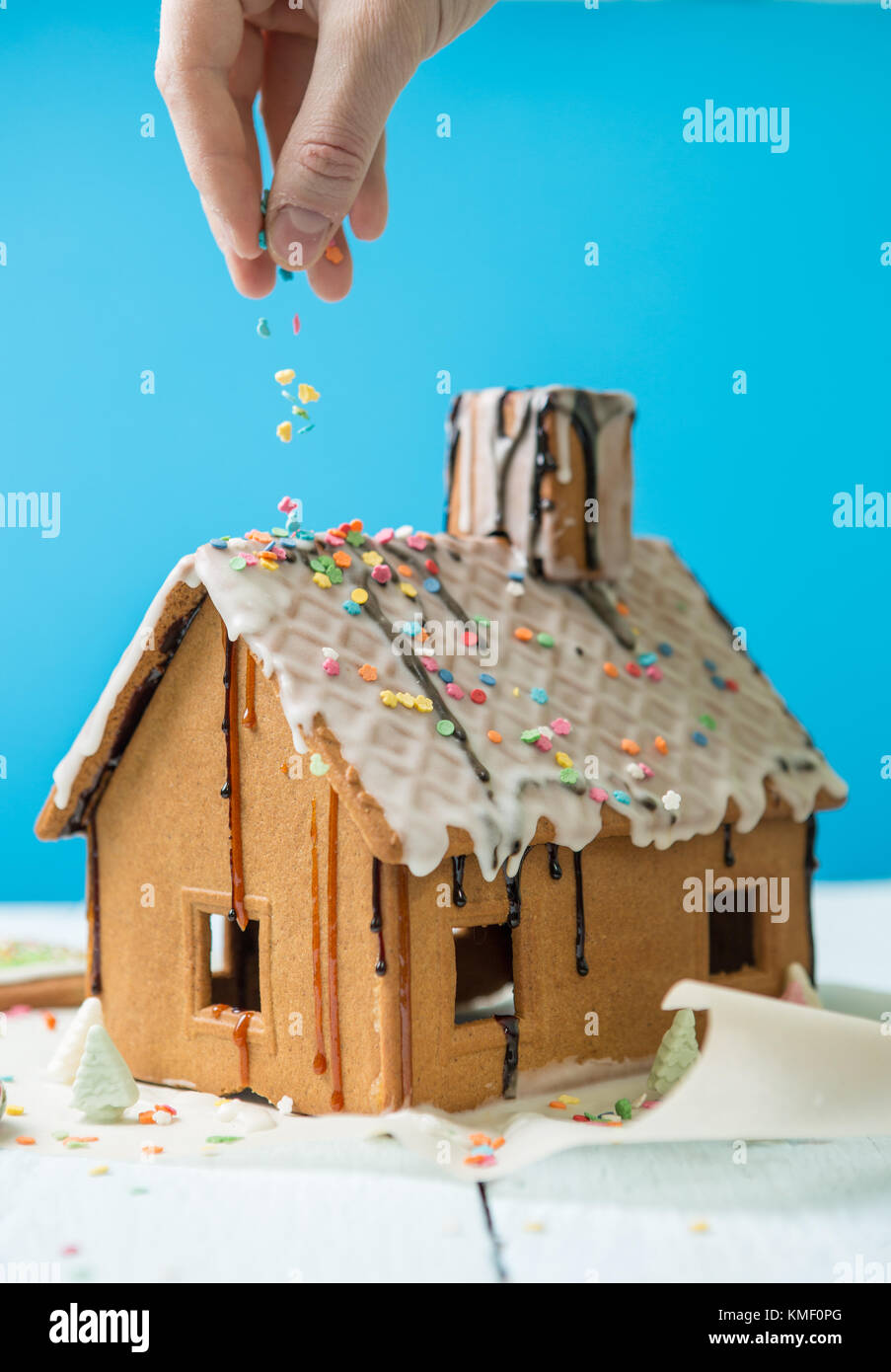 Man sprinkles Homemade gingerbread house confectionery sprinkling Stock ...