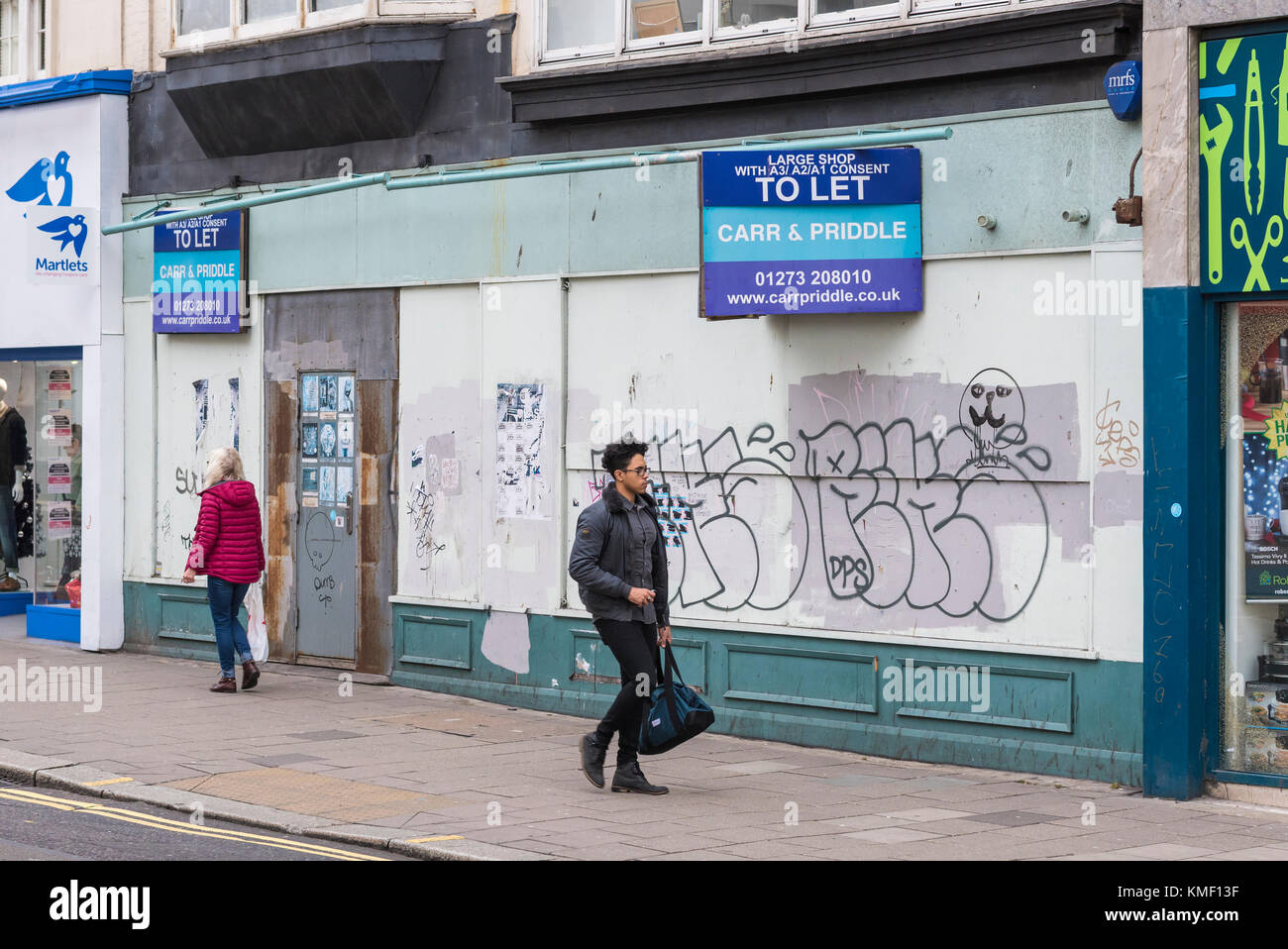 Shop to let sign hi-res stock photography and images - Alamy