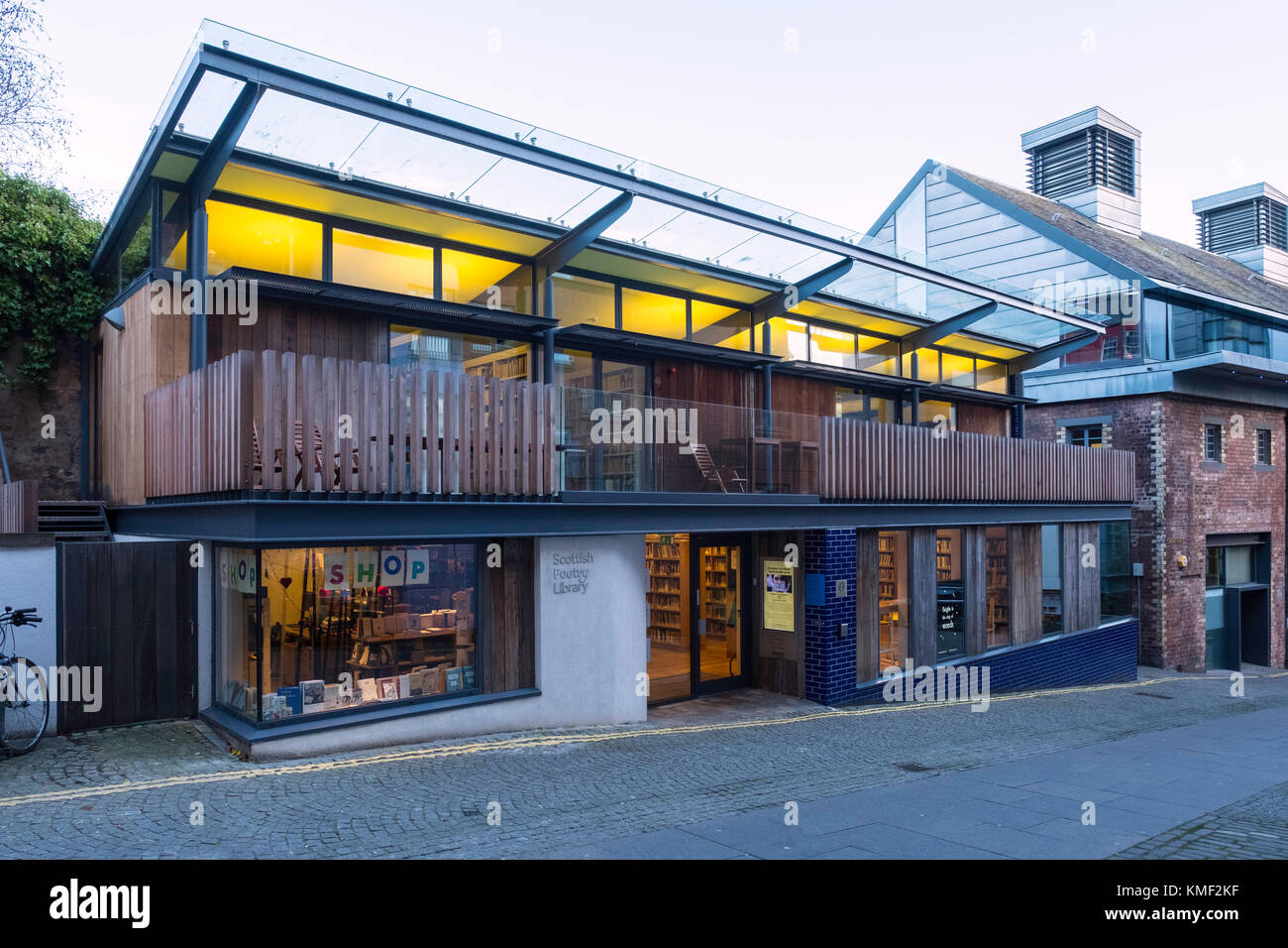 Poetry library hi-res stock photography and images - Alamy