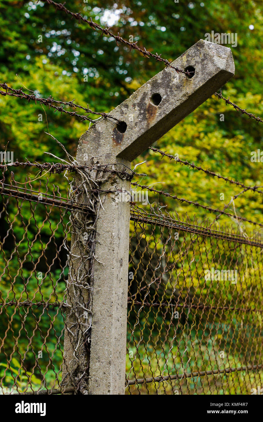 Concrete fence post barbed wire hi-res stock photography and images - Alamy